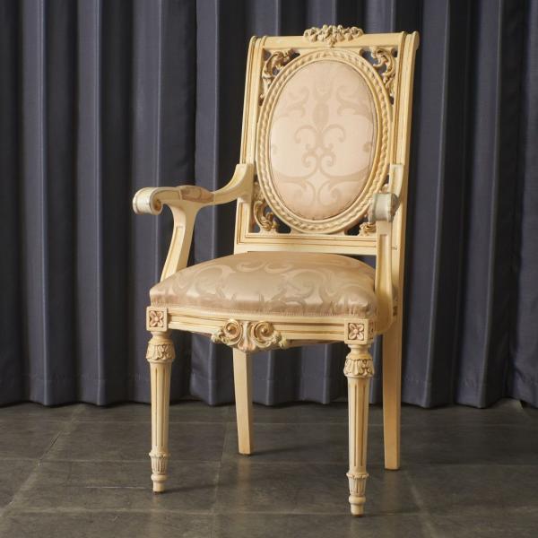 **サイズ（単位mm）**-  幅 620 奥行き 580 高さ 1110 座高 550 肘高 700＊若干の誤差は御了承下さい。**主な素材**- 張り地: ファブリック**特記事項**- 同等品参考価格: 270,160円(税込)- チ...