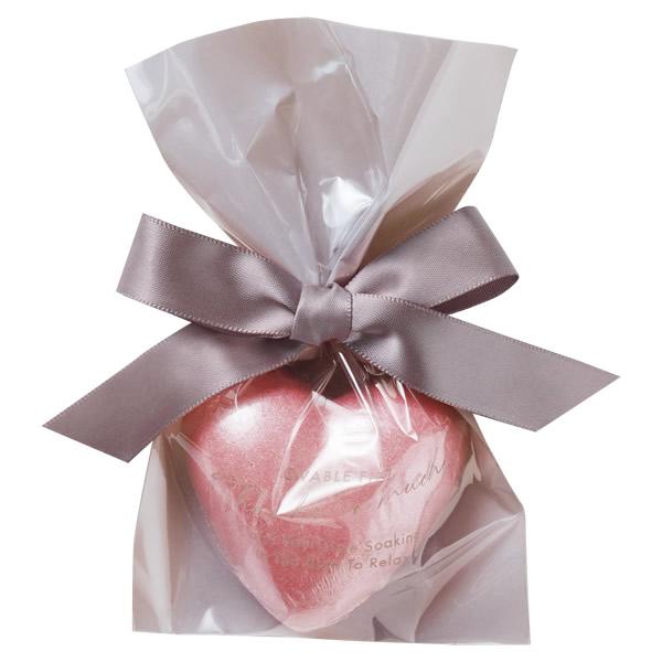 きらめくマイカパウダーを纏った、プチギフトにもぴったりなハートモチーフの入浴料です。シア脂、海塩、加水分解コラーゲン、アルガニアスピノサ核油配合（保湿成分）[ティーローズ]甘く軽やかなローズノートの香り■販売元／ノルコーポレーション■ブラン...