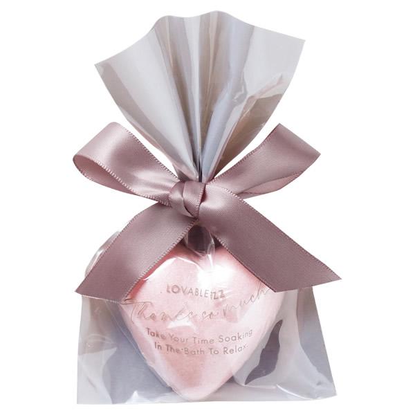 きらめくマイカパウダーを纏った、プチギフトにもぴったりなハートモチーフの入浴料です。シア脂、海塩、加水分解コラーゲン、アルガニアスピノサ核油配合（保湿成分）[ガーデニア]華やかなガーデニアの香り■販売元／ノルコーポレーション■ブランド／ラバ...