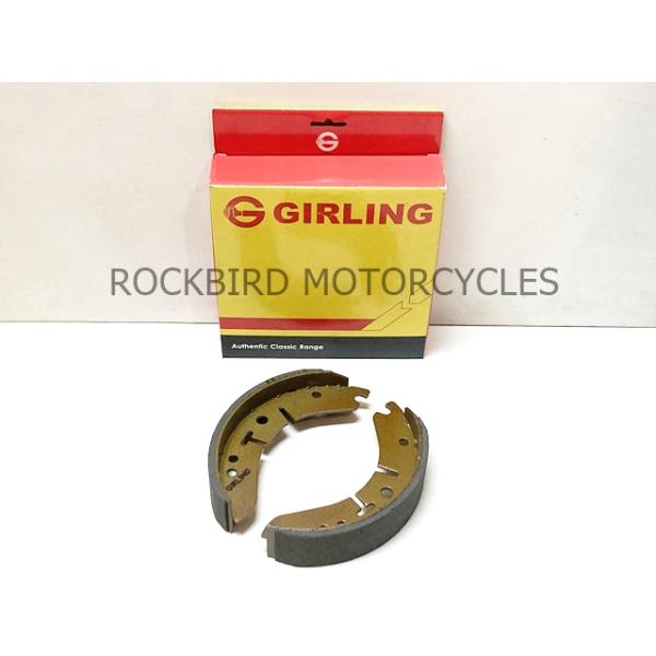 オールドトライアンフやBSAの8インチ/コニカルハブ/リア、ドラムブレーキのブレーキシュー 新品。当時のパーツや純正品よりもライニングが高品質な、英国のブレーキメーカー「Girling / ガ ーリング」のブレーキシューです。ブレーキの強化...