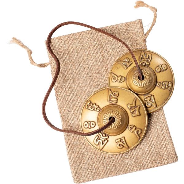 「商品情報」「主な仕様」【チベタンベルについて】 模様：六字真言（マントラ） 素材：銅 サイズ：ベルの直径約6cm 紐素材：PUレザー【ご注意ください】 この商品は海外で製造され、直接輸入されているため、少しの傷があったり、革ひもが毛羽立っ...