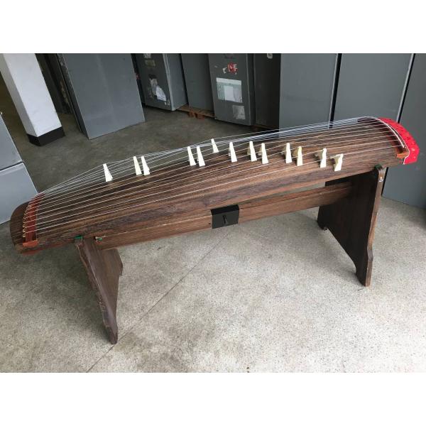 明鏡楽器の技術考案により製造された、短くても良く鳴る革新的なお箏。持ち運び便利なソフトケース付き、ピアノピン使用により糸張り調整が簡単。琴柱付き東京宝塚劇場での公演の際に使用されました。■セット内容・本体・ソフトケース・琴柱・チューニングピ...