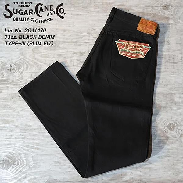 ★シュガーケーンの代表作にしてスタンダードである「1947モデル」のスリムフィット、タイプ3（Lot No. SC42014）をベースにしたブラックジーンズ。★タテ7番×ヨコ7番のムラ糸で織り上げた13オンスのセルビッジデニムは、 経糸・緯...