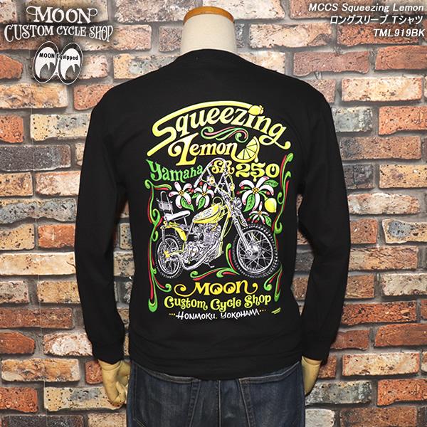 ★MOON Custom Cycle Shop (MCCS) ブランドから登場したYamaha SR 250 “Squeezing Lemon” をフィーチャーしたロングスリーブTシャツです。★Wildman 石井によって、その名の通り Y...