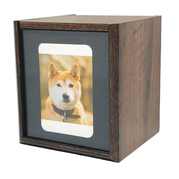 ■商品の特徴・重厚感ある、木のぬくもりを感じられるモダンなペット用仏具です。・インテリアにマッチするシンプルでナチュラルなデザインなので、 リビングにも馴染みやすい仏具です。・4寸までの骨壷がゆったりと入り、前面にはお気に入りの写真を簡単に...