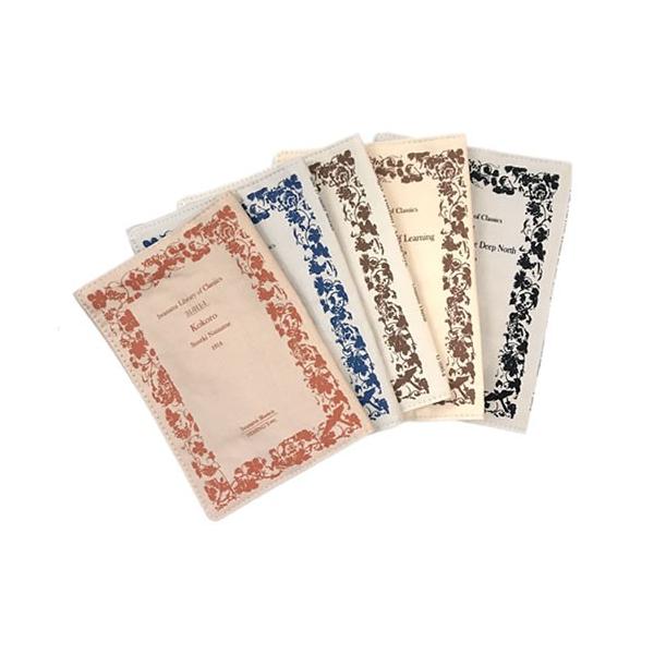 岩波文庫リブレポーチよりも、もう少しイージーに持ち運べてお財布にも優しいブックカバー。岩波文庫ノートに合わせて本体生地色とプリント色もバリエーション豊かに。サイズ：320×165mm（開いた状態）素材：コットン生産国：中国ご注意：本体生地は...