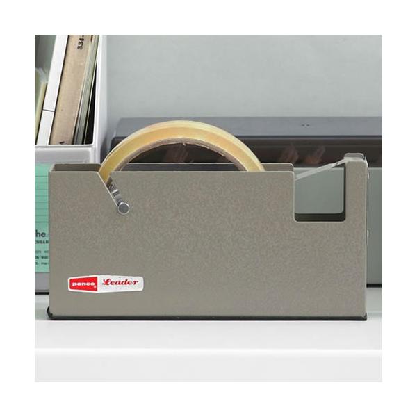 シンプルで、無骨なスチール製のテープディスペンサー。サビや傷に強いハンマートーン仕上げで、インダストリアルなカラーリングが魅力。壁やデスクに固定するための底面ネジ穴付きで業務用にもぴったりなテープ台です。サイズ：W15.2 × H7.8 ×...