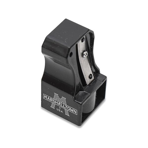 カーペンターペンシル,専用鉛筆削り。チェーン取付用の穴付きでキーホルダーにも。MARSHALLTOWN（マーシャルタウン）アメリカアイオワ州に拠点を置くMARSHALLTOWN（マーシャルタウン）社は全米最大級のコンクリートツールメーカーの...