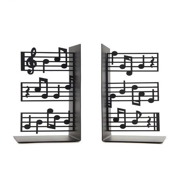 本から音楽が流れてきそうな、五線譜のブックエンド。2個組で別々でも使えます。サイズ：H16xW10xD10cm（1個あたり）素材：金属生産国：中国