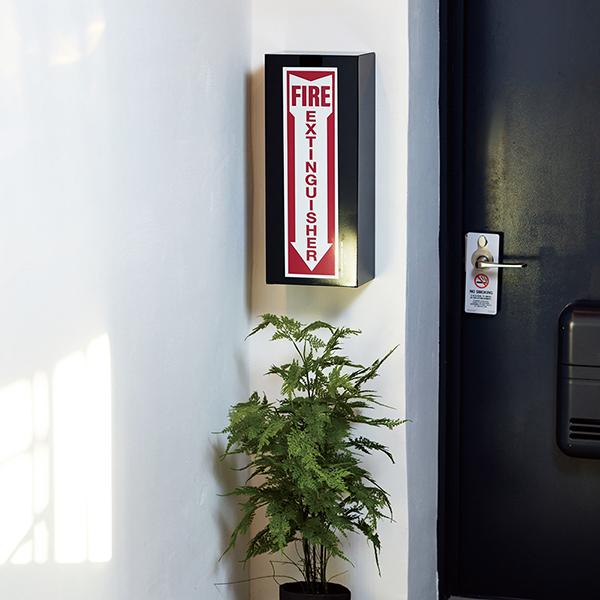 野暮ったくなりがちな消火器をセンスよくカバー/収納できる専用ボックスです。海外テイストのデザインプリントが映え、浮きがちだった空間をスタイリッシュに演出します。カバー部はマグネット式で簡単に取り外しでき、消火器をホコリなどから守り、またアイ...