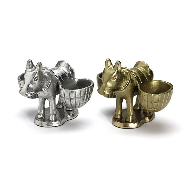 山岳地帯などの遊牧民にとって険しい道を進むためにロバは大変貴重なパートナー。両脇にはバスケットを載せゆっくり歩く姿をアルミ製で仕上げました。玄関先で鍵を入れたりデスクではクリップなど小物入れに。サイズ：W15×D15×H12.5cm素材：ア...