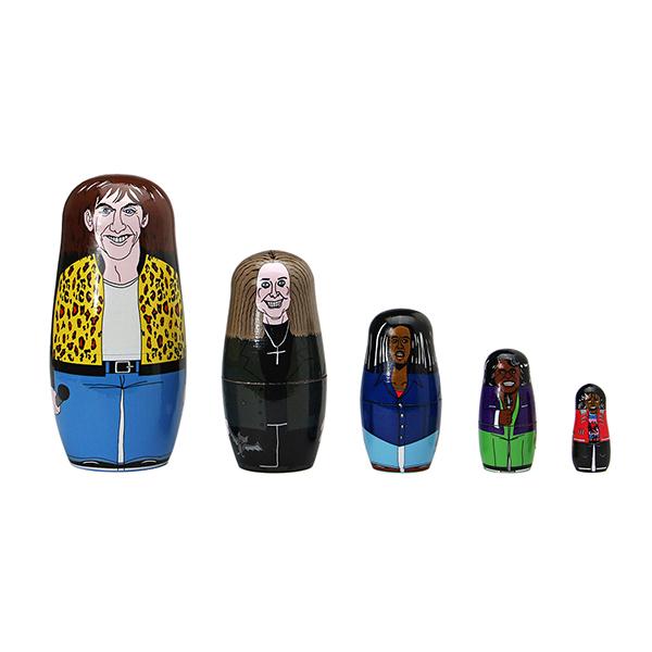 各時代の音楽シーンを引っ張ってきたあのスターたちがマトリョーシカに。可愛らしいマトリョーシカ。人形の胴体をパカッと開けると 中にワンサイズ小さな人形が！さらにその人形の胴体をパカッと開けると、さらにもう一回り小さな人形が・・・ 入れ子式に人...