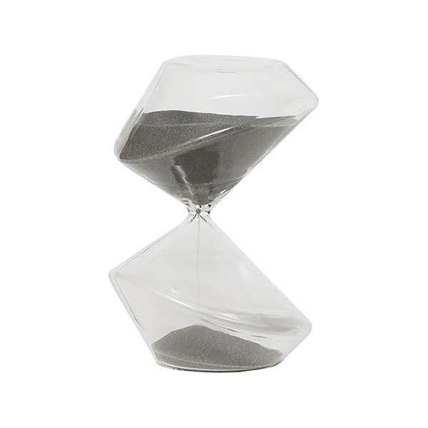 美しき不均衡、時の流れを見つめて。斜めのデザインが、砂時計をアート作品へと昇華させました。インテリアの一部として、また瞑想的なひとときを過ごすためのツールとして、時間を超越した美を感じられます。伝統的な砂時計の概念を覆す、新しい形状と美しさ...