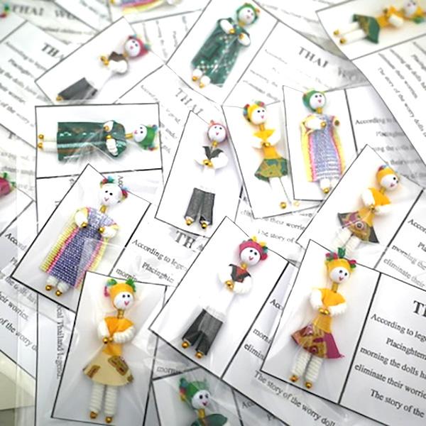 タイの少数民族の方達が手作りで作った人形。タイの子供たちは、悩み事をこの人形に話しかけ、枕の下に引いて寝ると朝には悩みを解消する知恵をあたえてくれると伝えられております。おとぎ話にでてきそうな素敵な人形です。サイズ：約H6.5×W2cm生産...