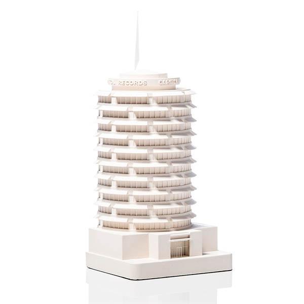 ウェルトン・ベケットが1956 年に手がけたキャピトル・レコード・ビルは、世界で最もよく知られたランドマークビルのひとつである。レコードの山を模したユニークな円形のデザインとレコードプレイヤーの針を模した90フィートの屋上尖塔で、ロサンゼル...