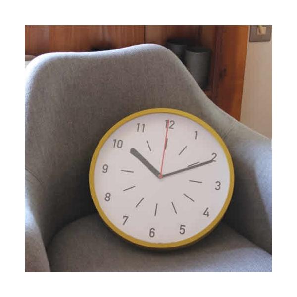視認性の良いオリジナルの文字盤デザインに丸みを帯びた長短針をセレクト。北欧カラーをウッド フレームに落とし込んだ掛け時計。落ち着いた木家具や温かみのあるファブリックとの相性も良く、 北欧インテリアの世界観にぴったりのアイテムです。サイズ：φ...