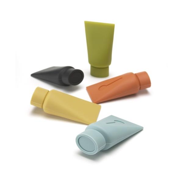 チューブの形の、楽しいドアストッパー。 ちいさくてもしっかりと、ドアを止めてくれます。使わないときは立てておけば邪魔になりません。サイズ：W55×D34×H100mm重量：約82g材質：シリコーン＊5〜30mmの隙間に対応生産国：日本