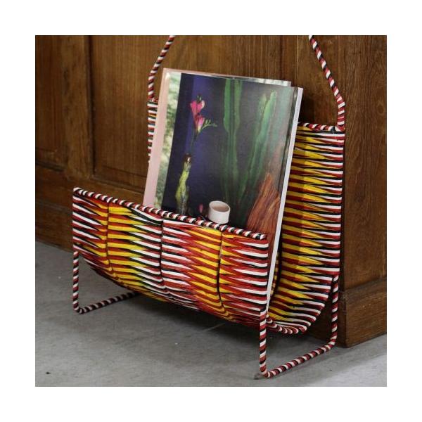 7mmのスチールパイプにペーパーリボン、ペーパーストリングを編み込み仕上げたマガジンラック。雑誌はもちろんのこと玄関にてルームシューズを収納したり。サイズ：W39×D16.5×H60.5cm素材：スチール、紙生産国：中国