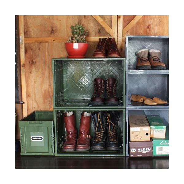 アメリカの物流倉庫などで使われ、廃盤型になっていたクリアーカラーの折畳みコンテナーボックスを、オリーブカラーとグレーのベタ色で別注をかけました。容量50LのLとハーフサイズのMで、重ねての使用も可能なボックスです。縦/横置きもできますので、...