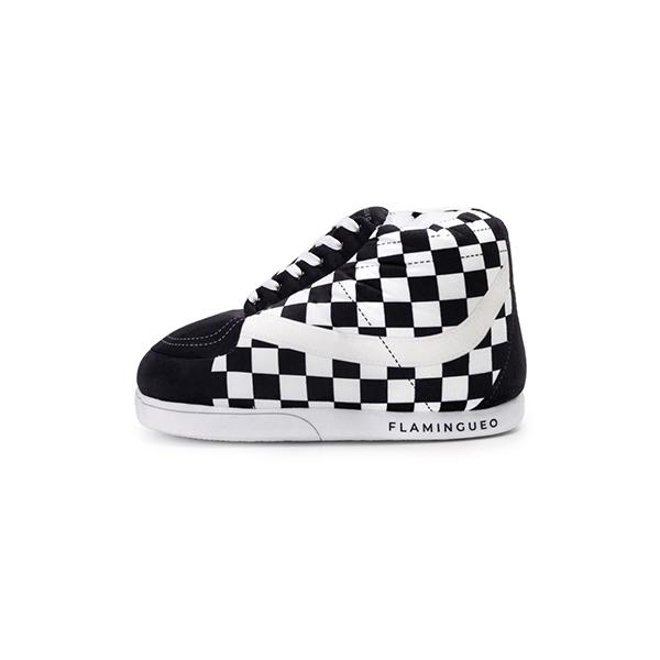 インパクト特大のルームシューズKIDS用！彼らのデザインは独創的でありユニーク。最もバイラルなスニーカーからインスピレーションを得ています。靴紐もしっかり結べます。室内でもファッショナブルにトレンディーな雰囲気を演出しましょう。サイズは男女...