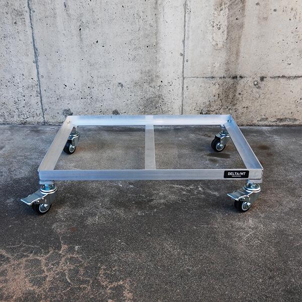 DELTA/MT Extreme X専用ドーリー。外寸サイズ：W600xD408xH131mm内寸サイズ：W592xD400xH26mmウィールサイズ：53mm対応モデル：SB-E39、SB-E73※SB-U73　Utilityシリーズには...
