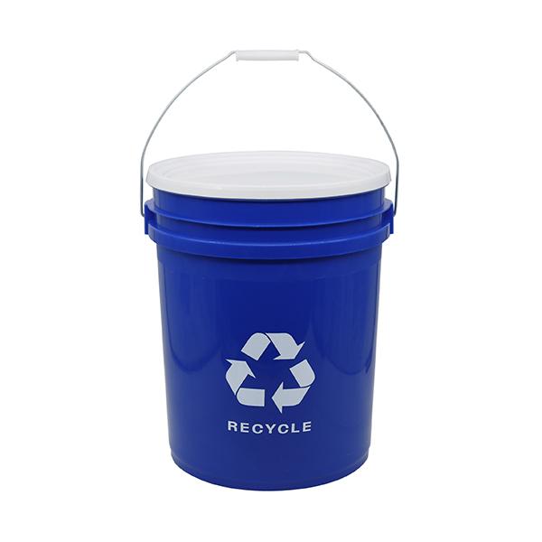 ■ブルーの地にホワイトの「リサイクルマーク」がプリントされたバケツ■中央に大きなリサイクルマークがついており、再利用できる資源や資材入れとして、または道具入れや家庭用のゴミ箱、液体入れとしても利用できる汎用性が高いバケツ■欧米のゴミ箱等によ...