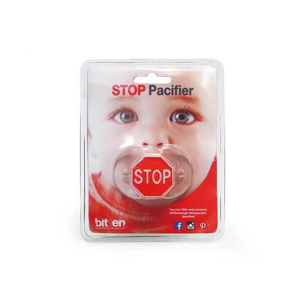 STOP!なおしゃぶり。真夜中なんかに泣き止まなくてどうしようもない時の最終兵器としてご活用ください。サイズ：約W60xD55xH45mm素材：ポリプロピレン、シリコン生産国：中国