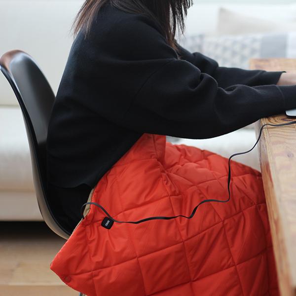 人気のストリートダウンカラーを落とし込んだUSBブランケット。お手持ちのモバイルバッテリー等のUSB電源に接続することでブランケットに内蔵されたヒーターが温まります。内側をベージュに統一した 2カラーのテイストは、様々なシーンでファッション...