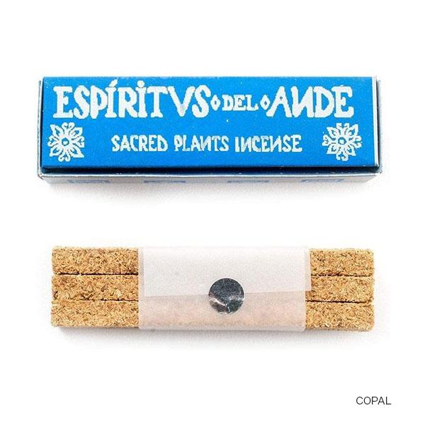 ペルーのクスコ近郊の小さな農場で、地域開発とケチュア族の伝統に取り組んで手作りされたお香。天然のパロサントウッドとウィラコヤ低木を使用し、コパル、ミルラ、パイン、ローズマリーの4種類での展開。サイズ：約12×1×1cm入数：6本素材：天然木...