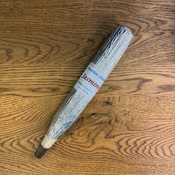 アルコールフリーの香水や天然素材のオイルを練り込んで手作業で仕上げられたお香。火を灯せばジューシーで芳醇なフレーバーが辺りに漂います。インセンスは、ブルックリンの工房でハンドメイドで仕上げられており、1束で約100本ほど入っておりたっぷり楽...