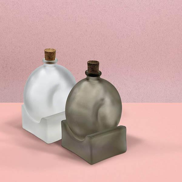 佐藤オオキ率いるNendoデザインによるガラス製ソルト&amp; ペッパーシェイカー。一般的なミルは回転やテコの原理を用いて内部の刃で挽く構造が多いところ、本製品は香りの良さをさらに引き立て、粒子の細かさを微調整できるように、よりシンプルな...