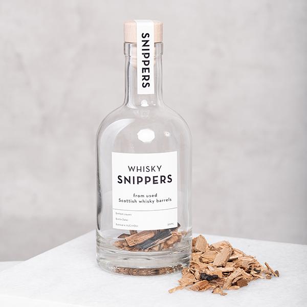 自宅で簡単樽熟成！気軽に愉しめる350mlサイズ。ボトルのデザインにもこだわっているので、熟成中もインテリアのように眺めながら愉しめます。ガラスボトルの中には最高級のお酒を造った後の樽を砕いたウッドチップが詰められており、ウォッカやドライジ...