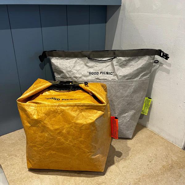 高密度ポリエチレンを使用した簡易保冷バッグシリーズ。ロールトップ型のピクニックサイズは画像のようにお弁当箱とスープボトル、缶ジュースやフルーツなどが入るサイズ。インバッグでも手提げでも。また別売りの78630 MULTI WEAVE BEL...