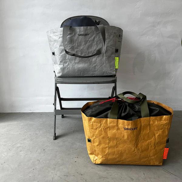 高密度ポリエチレンを使用した簡易保冷バッグシリーズ。レジカゴサイズのGROCERYはシリーズ最大容量の人気型。付属のスナップボタンを留めれば1/4サイズに畳んでおけます。また自転車のカゴなどにもそのまま入れられます。（カゴのサイズにより入ら...