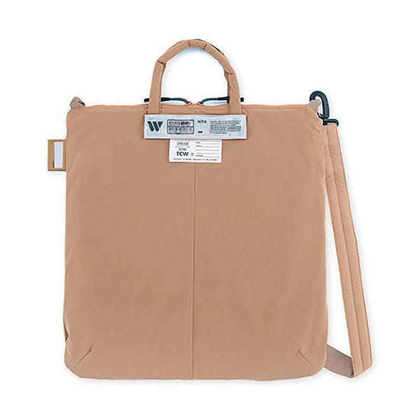 【THE COLD WEATHERシリーズ】米軍の拡張式寒冷地被覆システムをイメージしてデザインされたシリーズ。艶のない薄手の化学繊維にボリュームのあるワタをサンドした軽くて柔らかな素材を本体に使用したバッグです。必需品となったマスクを専用...