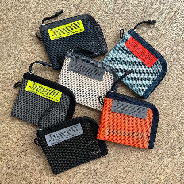 塩ビでコーティングされた硬めのメッシュ生地を使用したマルチケース。カードや鍵、小銭など細かなものを収納する多機能ケース。使い易いL字に開くファスナー仕様。6色展開。海外の業務用製品をイメージした配色。財布としても機能は十分です。内ポケットと...