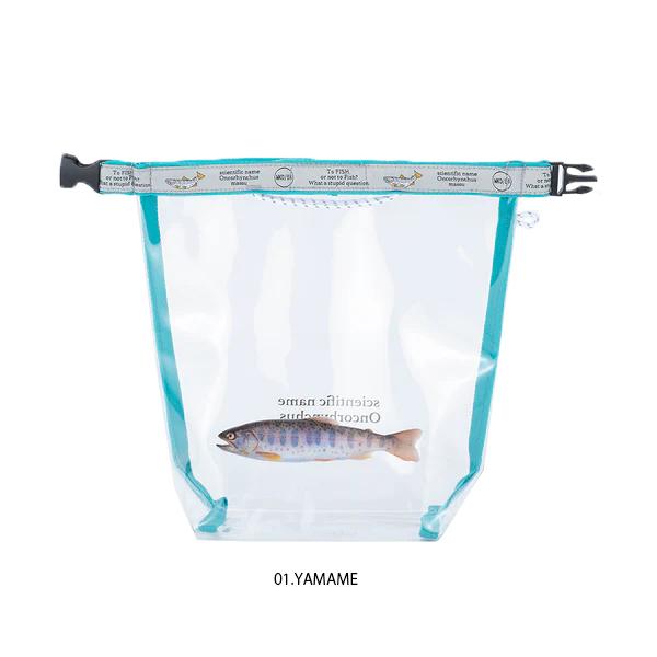 クリア塩ビ素材に人気の高い川魚をプリントしたロールトップ型ショルダーバッグ。汎用性の高いロールトップ型のポーチにショルダーベルトを付属させた3way。ショルダーベルトの両端をジョイントさせ、たすき掛けし、カラビナ等でポーチ、スマートフォン等...