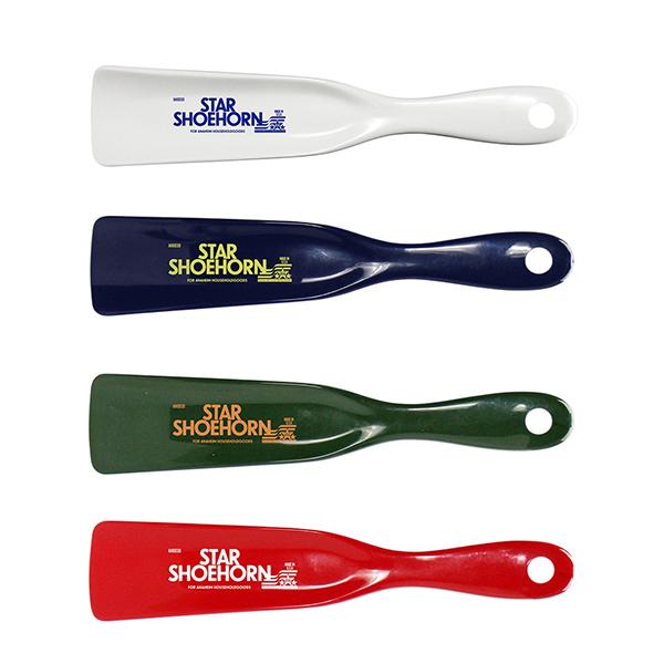 ボディとプリントのカラーのコントラストが印象的なシューホーン（靴べら）は、オリジナルブランドANAheimのプロダクト。靴べらというモチーフにおいて、木材や金属などさまざまな素材が使われているものの、デザインで差別化されたものは実は少ないア...