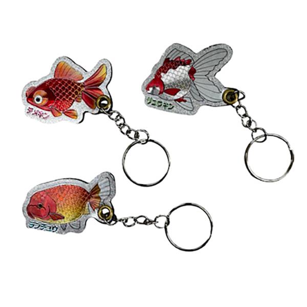 可愛らしい金魚が描かれたキーホルダー。本体裏面がマグネットになっており鉄の部分、冷蔵庫つけることができます。サイズ：DEMEKIN w48×d36×h3mmRYUKIN w50×d38×h3mmRANCHU w50×d30×h3mm素材：マ...