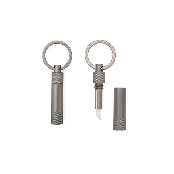 キーホルダータイプの携帯用ミニセラミックナイフ。コンパクトながら切れ味抜群で、荷物や郵便物の開封からアウトドア、緊急時の防災用品としても活躍します。アルミ合金のケースに収納できるるので、カバンやキーリングに安全に、そしてスマートに取り付けて...