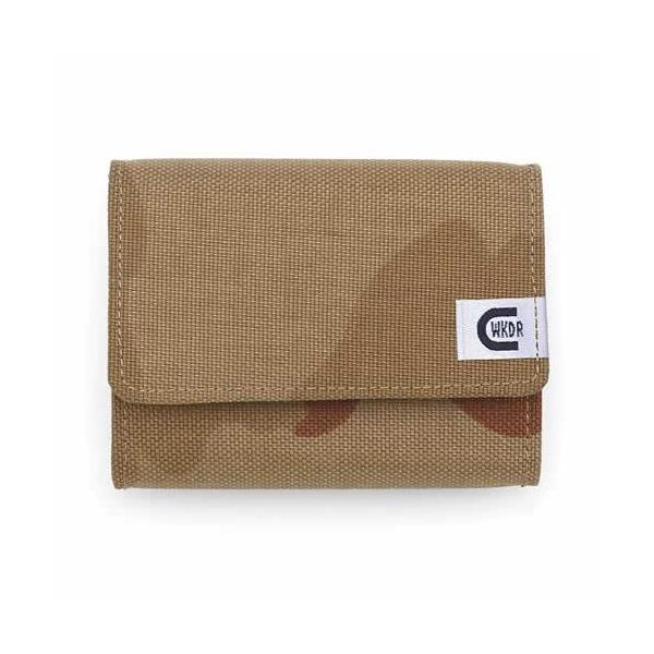 海や山、キャンプ、フェスなどレジャーに活躍する小型財布。紙幣、コイン、運転免許証、カード1枚程度の必要最小限を収納。身軽で出かけたい時の小さな財布です。サイズ：W95mm x H75mm x D25mm素材：ポリエステル、スナップボタン生産...