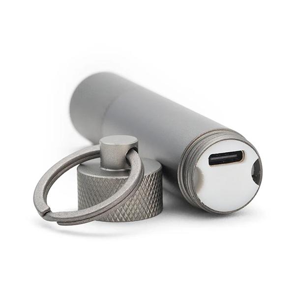 耐久性のあるアルミニウム設計の充電式ライト。 USB-C to USB-C ケーブルが付属していますサイズ：φ1.75×H8.75cm, (cable) 33.5cm素材：アルミニウム、TPR、ABS原産国：中国
