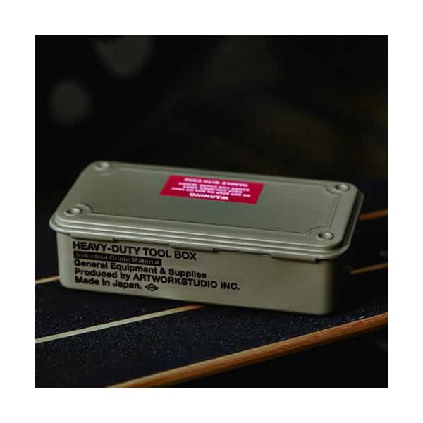 モノづくりのまち東大阪で1枚のスチール板からプレス深絞り加工という成型技術で作り出された継ぎ目のないMADE IN JAPANプロダクツ。本体と蓋は蝶番を使わず成型技術で繋いでいるため非常に頑丈な造りとなっています。グッドデザイン賞を受賞し...