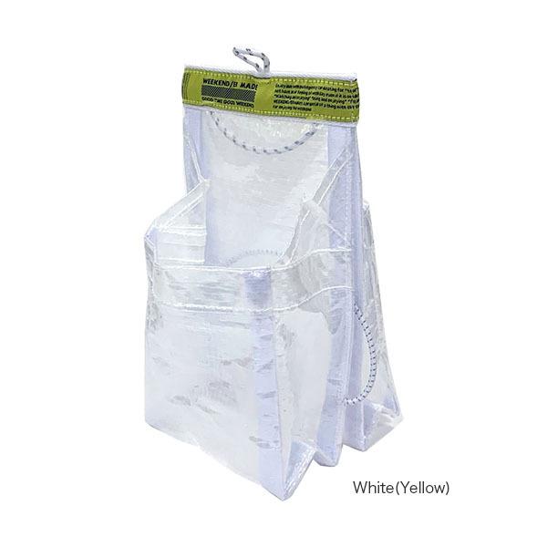 調味料ボトルを４本ほど収納できるケース。テーブルの上にそのまま置いたり、フックでひっかけたりと、ケースに入れたまま使えます。使用するときには、上のロゴテープ部分を持って移動したり手渡ししたり。パッキング時は本体を中央からひっくり返して、ゴム...