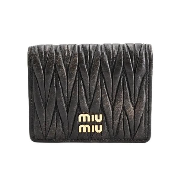 取扱い店舗：ロデオドライブ新宿歌舞伎町店/TEL:03-6825-1740管理番号：6211700商品ランク：中古AB品ブランド名：ミュウミュウMIU MIU商品名：2つ折りウォレット型番：5MV204商品区分：二つ折財布カラー:ブラック素...