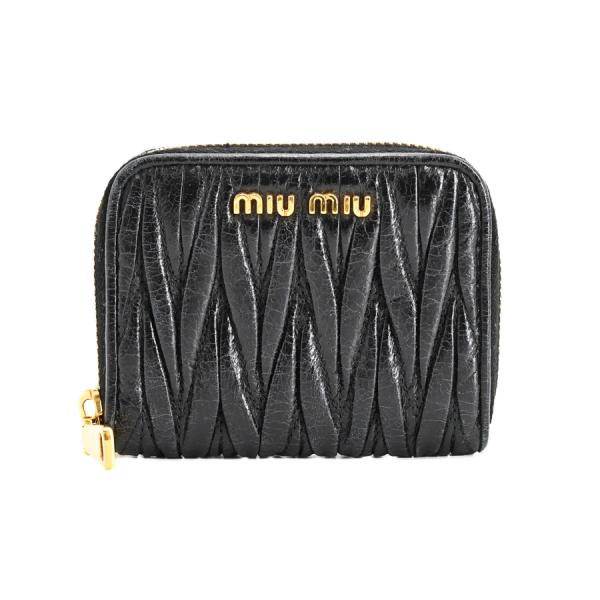取扱い店舗：ロデオドライブ横浜関内店/TEL:045-900-2239管理番号：6224582商品ランク：中古AB品ブランド名：ミュウミュウMIU MIU商品名：コインケース型番：5MM268商品区分：コインケースカラー:ブラック素材：ラム...