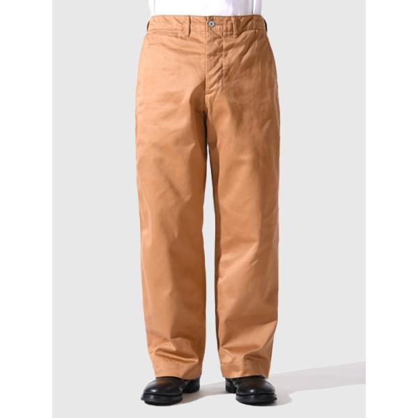 BUZZ RICKSON’S EARLY MILITARY CHINOS 1945 MODELバズリクソンズ ミリタリー チノ 1945モデルチノパンといえば割り縫い仕様で斜めポケットのこのスタイルが一般的であるが、フロントにメタルボタン（...