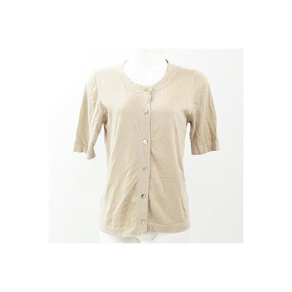 シンプルデザインが魅力的なカーディガン♪ 定番のベージュカラーで合わせやすく、ヘビロテ間違いなし☆ 柔らかなコットン素材をお楽しみ下さいね。 首まわり、袖口、裾にヨレが見られます。   着丈約60cm　袖丈約27cm　肩幅約34cm　バスト...