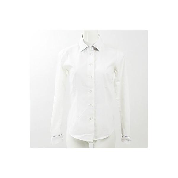 ワードローブに☆ダブルカラーのお洒落な白シャツ♪ 二枚仕立ての衿で、衿を立てるコーデもおすすめ☆ シンプルながら、ウエストに少しシェイプを施したデザインや ボタンホール裏に生地をあしらうなど細部までこだわりが感じられます。 デイリーからオフ...