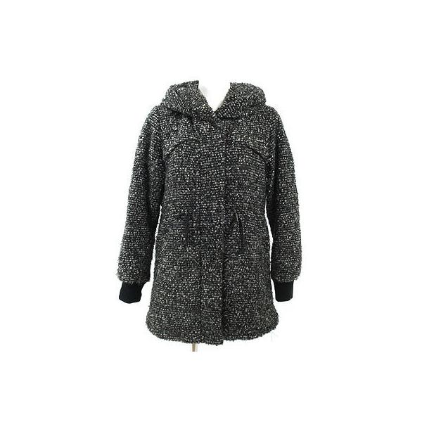 寒い季節のマストアイテム☆暖かな中綿ジャケットです♪ モノトーンカラーのモコモコ素材がポイント。 ジップと比翼ボタン仕立てです。左右にポケットがございます。 お裾を絞れるデザインで変形させてもOK。 全体的に毛羽立ちがございます。  着丈約...